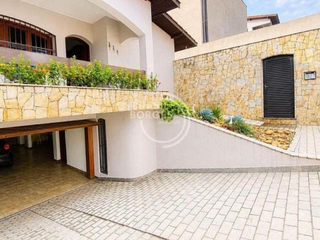 Casa Térrea à venda 310m², 4 quartos, 5 banheiros, garagem coberta 3 carros