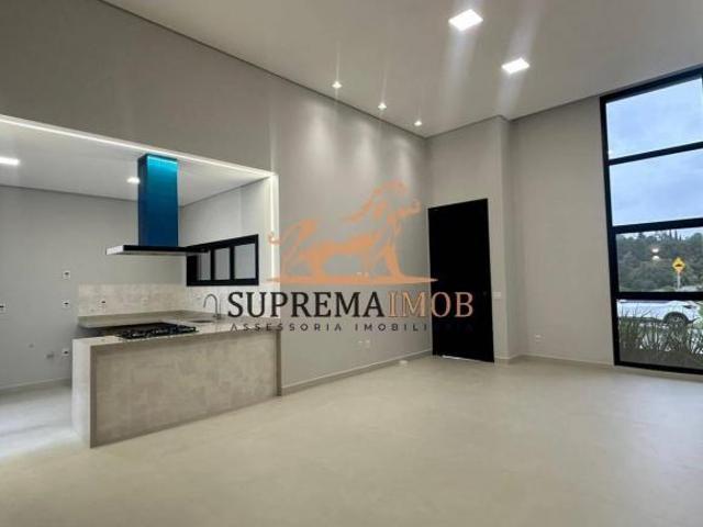 Casa térrea à venda 3 quartos sendo 1 suíte Condomínio Sunlake