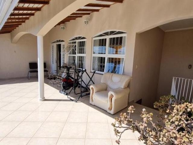 Casa térrea à venda, 400m² de terreno, 4 quartos sendo 2 suítes, piscina e edícula