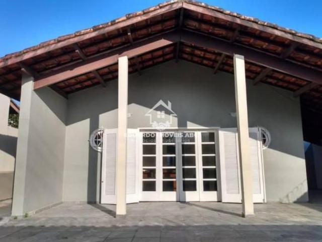 Casa térrea a 300m da praia. Churrasqueira. 4 dorm. 1 suíte. 8 vagas. Gaivota Itanhaém