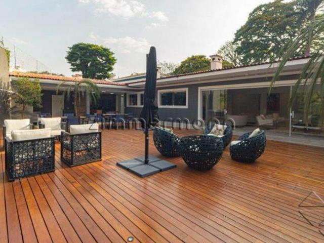 CASA TÉRREA ALTO DE PINHEIROS 4 DORMITÓRIOS 6 VAGAS
