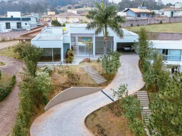 Casa térrea alto padrão à venda com cinco suítes, piscina e vista para área verde no Condomínio Mais