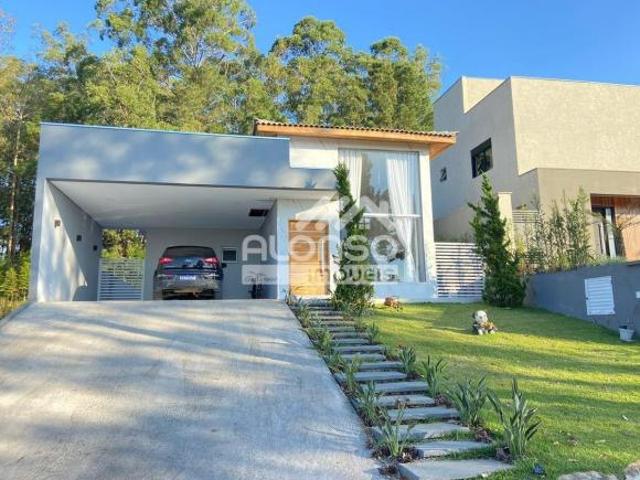 CASA TERREA ALTO PADRAO, 3 QUARTOS, PISCINA, CONDOMINIO FECHADO