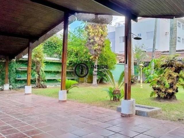 Casa Térrea ampla com 4 quartos próxima à praia