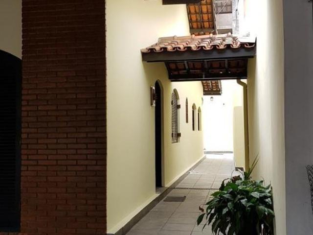 Casa térrea ampla com três quartos, próximo a rodoviária e estação de trem