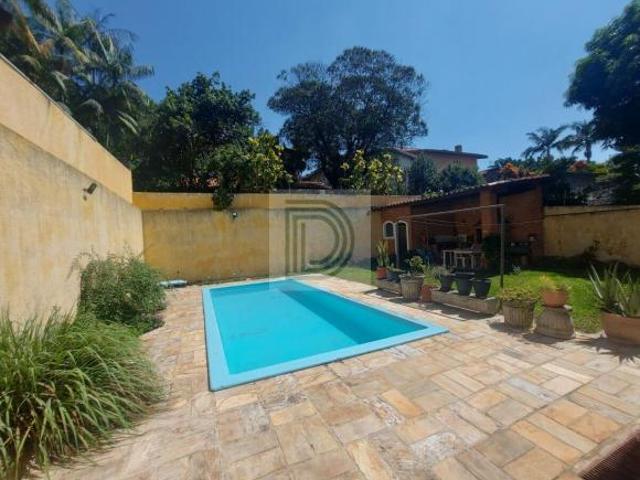 Casa térrea assobradada, 600 m² de terreno 3 suítes com closet, 10 vagas, piscina