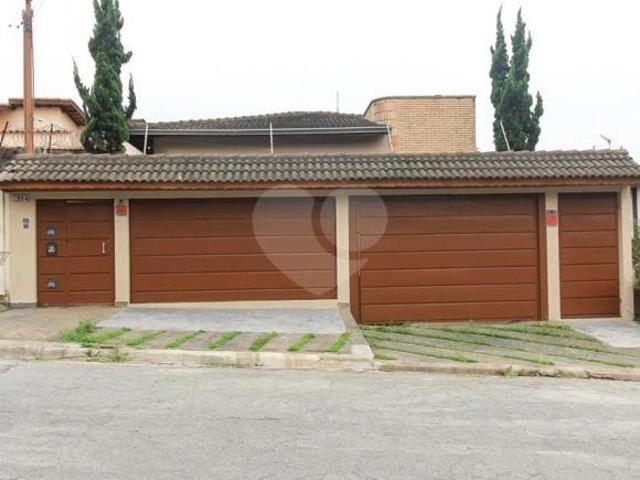 CASA TÉRREA ASSOBRADADA COM 3 SUÍTES AMPLAS / COZINHA COM COPA/ PISCINA E CHURRASQUEIRA
