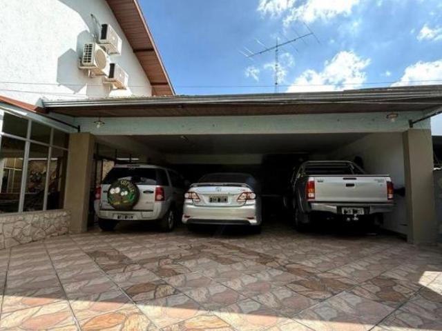 Casa térrea averbada. Tendo suíte, 2 quartos espaçosos c/ ar condicionado á venda no Hauer