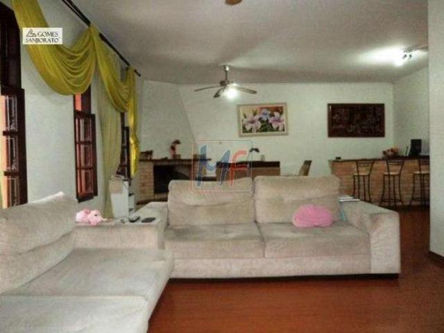 Casa Térrea bairro Parque São Vicente, com 3 dorms sendo 1 suíte com hidro, 7 vagas, 288 m² a.c. saí