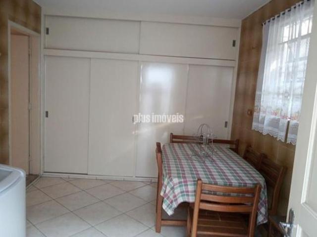 CASA TÉRREA BEM CONSERVADA NA VILA GUARANI