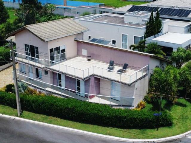 Casa térrea bem construída com muito espaço e conforto