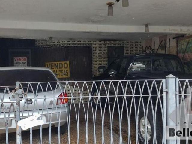 Casa térrea, bem localizada