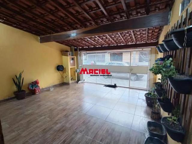 Casa térrea bem localizada