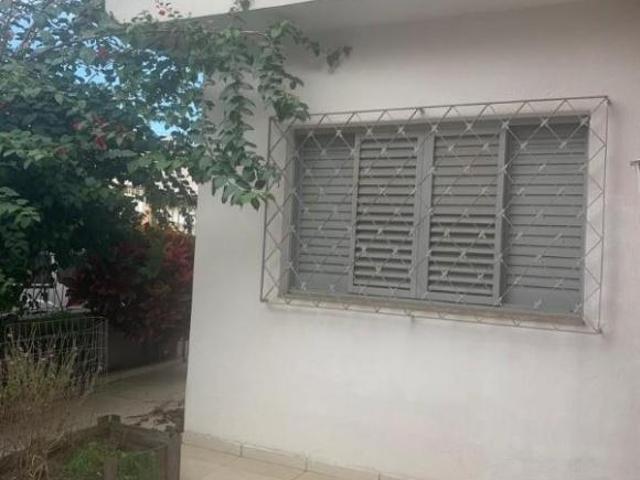 Casa térrea bem localizada, 03 dormitórios, 01 suite, 02 vagas, vários comércios na região