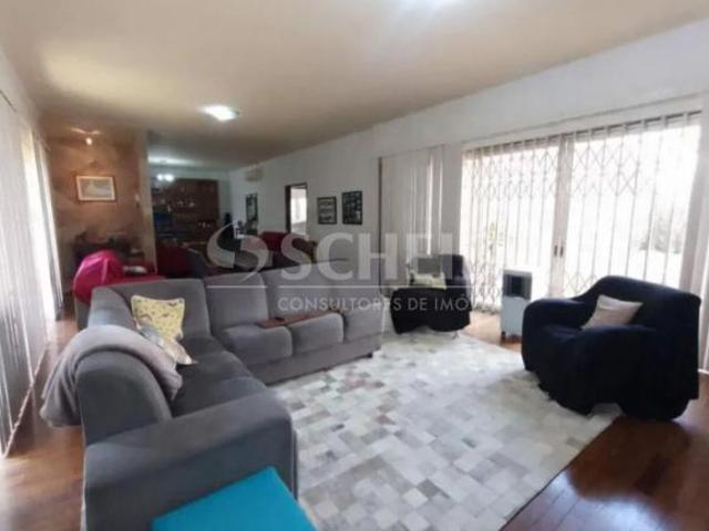 Casa térrea c/ quintal e excelente espaço interno