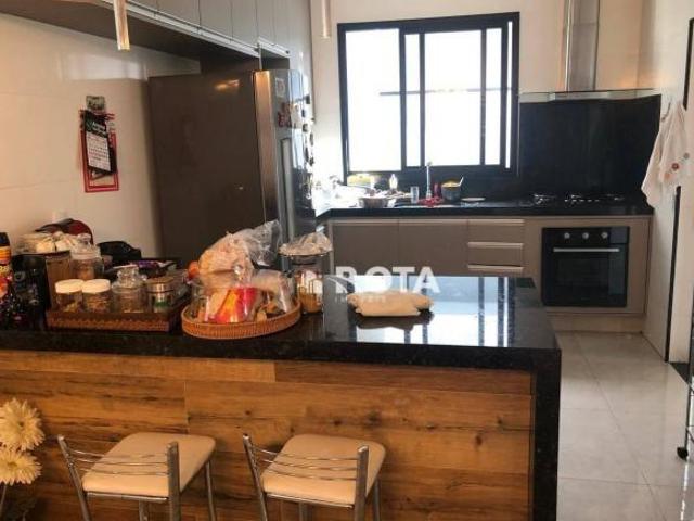 Casa térrea c/ 3 suítes + área gourmet completa + jacuzzi repeleta de armários e ar condicionado