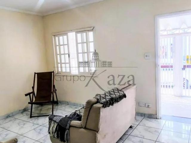 Casa Térrea Centro 2 Dormitórios com Edícula