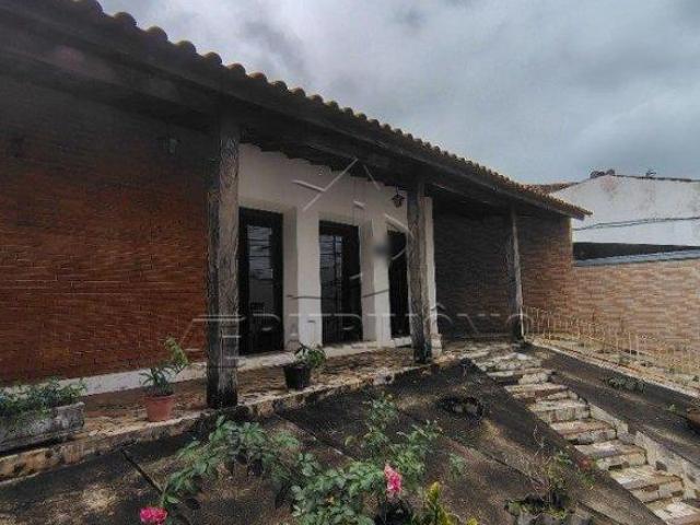 CASA TERREA CENTRO COM 3 QUARTOS SENDO 1 SUITE