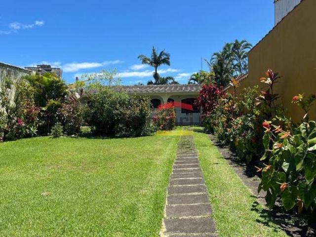 Casa térrea charmosa, porteira fecha com amplo terreno e jardim a poucos passos