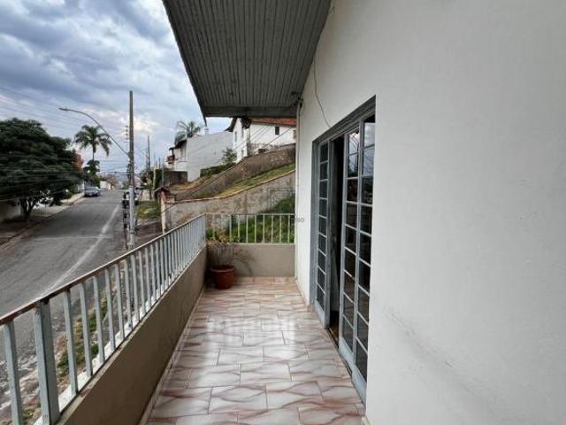 Casa térrea com 3 dormítórios, 4 vagas de garagem, quintal