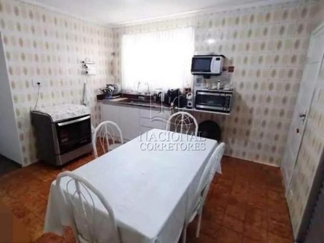 Casa Térrea com 3 dormitórios, 4 vagas, quintal