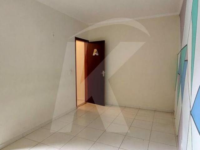 Casa térrea com 3 dormitórios, 2 vagas na Vila Nivi