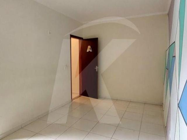 Casa térrea com 3 dormitórios, 2 vagas na Vila Nivi