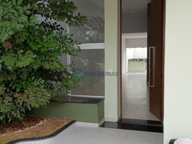 Casa Terrea com 3 dormitórios, 2 vagas!