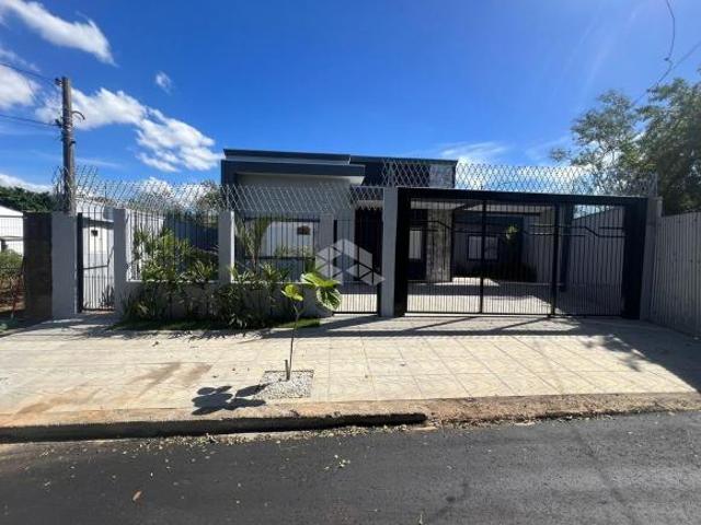 Casa térrea com 3 dormitórios, 3 banheiros com pátio amplo e piscina, Sapucaia do Sul