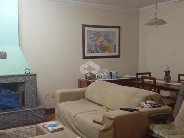 Casa térrea com 3 dormitórios, vagas e pátio, no Bairro Auxiliadora