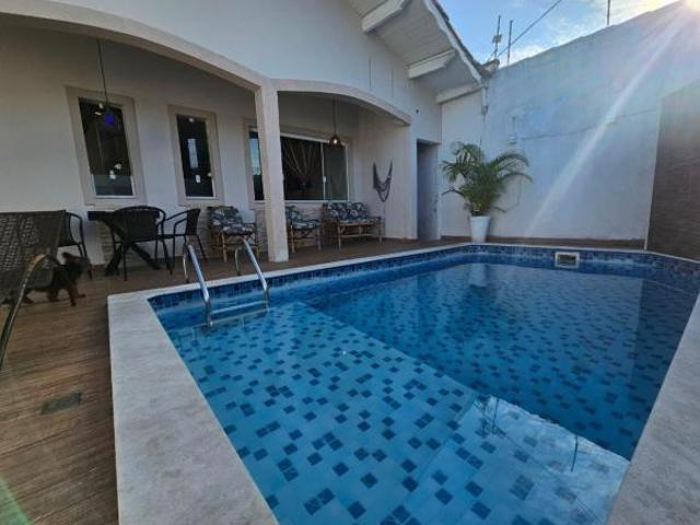 Casa térrea com 3 dormitórios e piscina á venda Jardim Peruíbe Peruíbe/SP