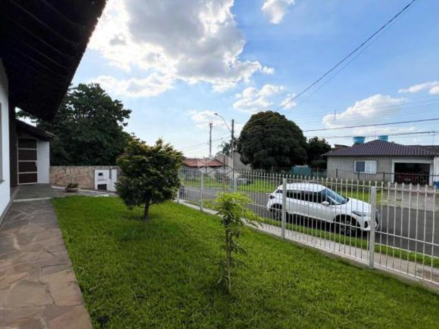 Casa térrea com 3 dormitórios e 1 suíte no bairro Igara Canoas