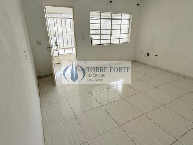 Casa Térrea com 3 Dormitórios e 2 Vagas Próximo ao Metrô Patriarca