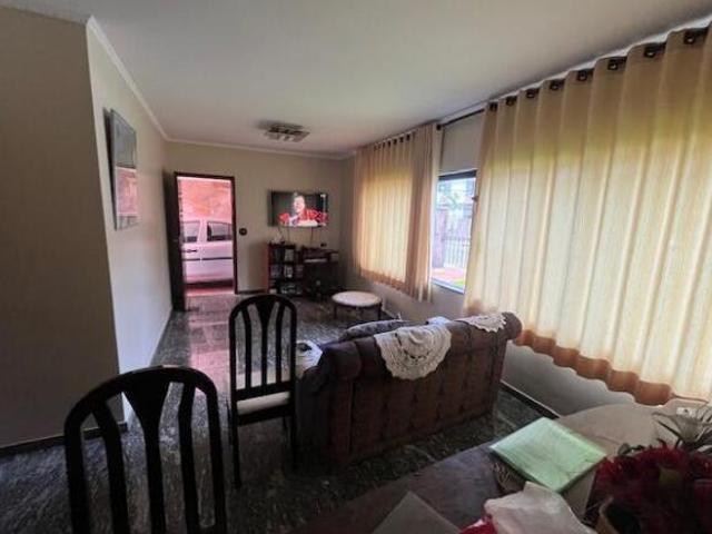 Casa térrea com 3 dormitórios e 4 vagas de garagem