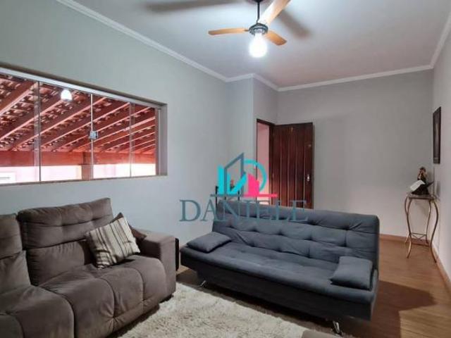 Casa térrea com 3 dormitórios localizada no Santa Angelina