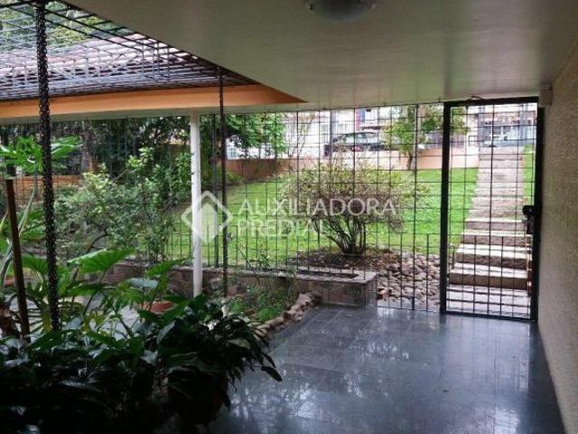 Casa térrea com 3 dormitórios no bairro Teresópolis