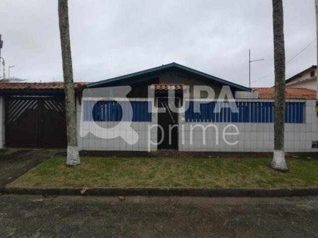 Casa térrea com 3 dormitórios sendo 1 suíte á venda no Itanhaém