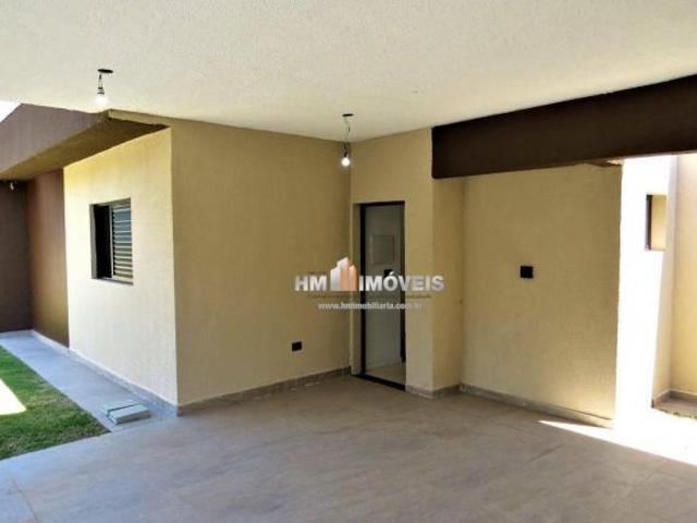 Casa Térrea com 3 dormitórios sendo 1 suíte, sala de estar e lareira e jantar, cozinha, lavabo, pisc