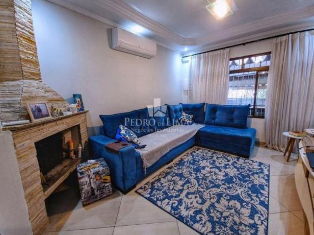Casa térrea com 3 dormitórios, sendo 2 suítes, 4 vagas de garagem, quintal e piscina na Penha