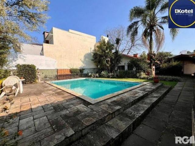 Casa térrea, com 3 dormitórios, sendo 2 suítes, 5 vagas, piscina, no bairro Ipan