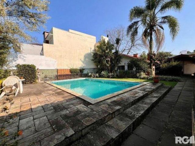 Casa térrea, com 3 dormitórios, sendo 2 suítes, 5 vagas, piscina, no bairro Ipan