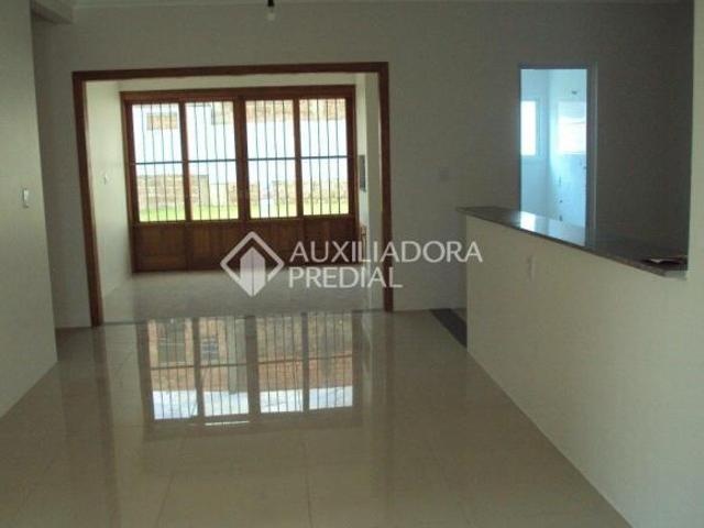 Casa térrea com 3 dormitórios, suíte