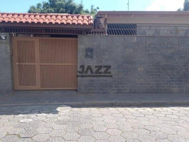 Casa Térrea com 3 Dormitórios, Suíte e Quintal Amplo no Centro de Jacareí