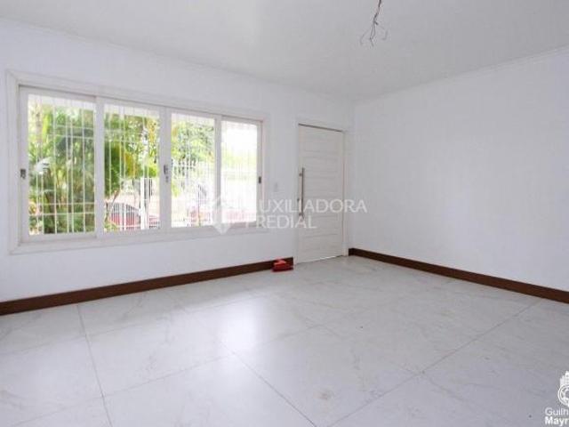 Casa térrea, com 3 dormitórios, suíte, living com lareira