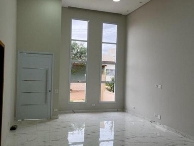 Casa Térrea com 3 Dormitórios, Suíte, Pé Direito Alto, Planejados na Cozinha e Quintal Gramado