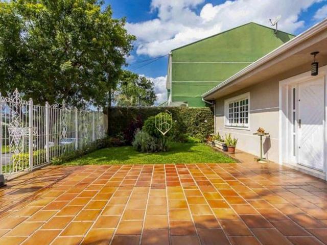 Casa térrea com 3 quartos e 3 vagas no Santa Cândida