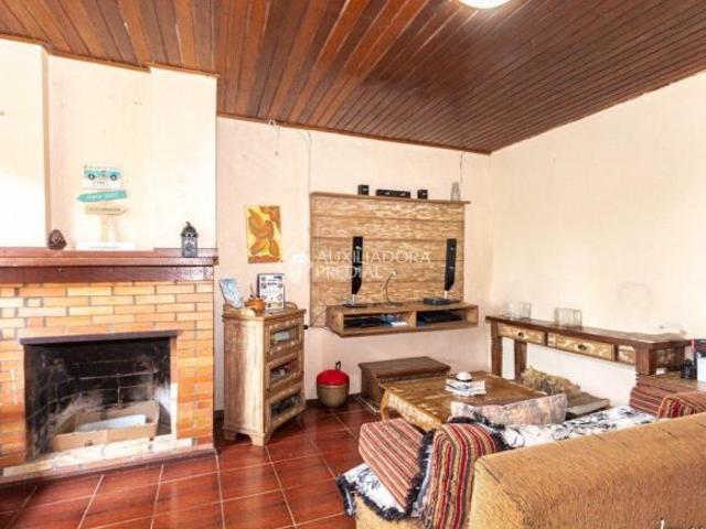 Casa térrea com 3 quartos e 2 vagas no bairro Ipanema, na Zona Sul de Porto Alegre / RS!