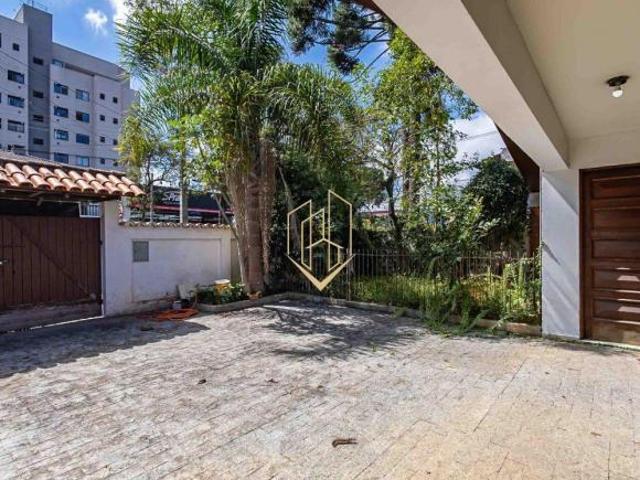 Casa térrea com 3 quartos e 4 vagas no Bacacheri