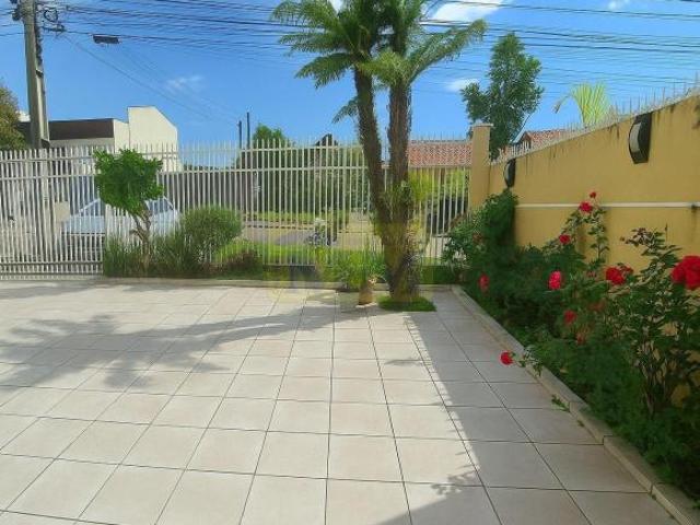 Casa térrea com 3 quartos em amplo terreno de 500m²