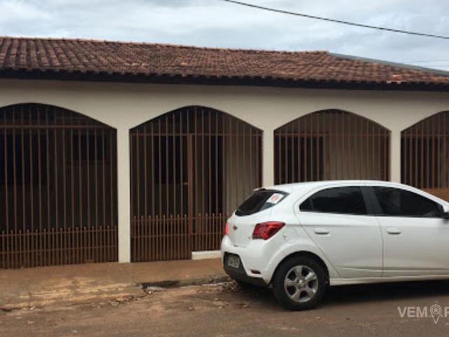 Casa Térrea com 3 Quartos para Alugar por R$ 1.700/mês